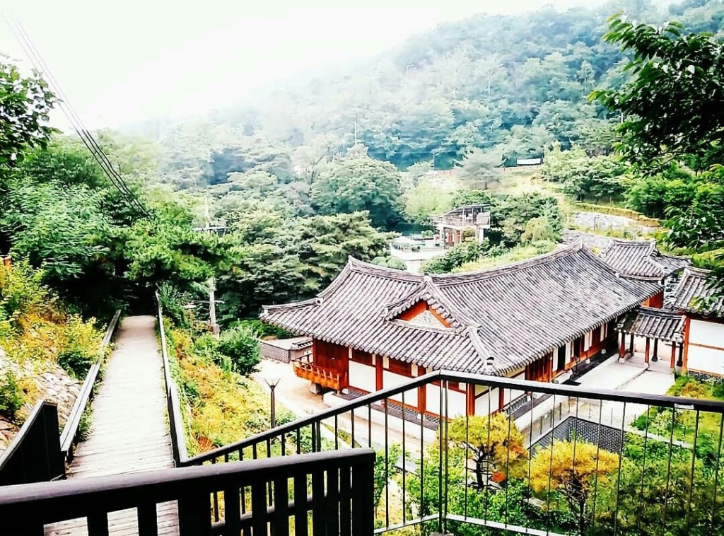 Cheongun Literature Library – a mix of modern and traditional – Library ...